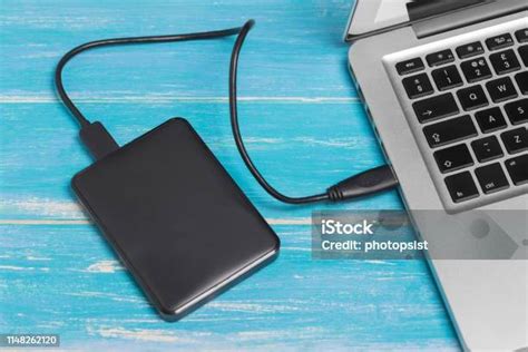 복사 공간을 가진 나무로 되는 테이블에 외부 하드 드라이브 디스크 Hdd를 가진은 노트북노트북의 평면도 0명에 대한 스톡 사진 및 기타 이미지 Istock
