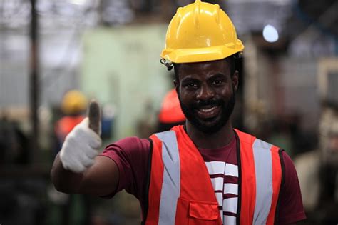 아프리카 계 미국인 엔지니어 기술 품질 유지 보수 교육 산업 공장 노동자 공장 운영자를위한 창고 워크샵 기계 공학 팀 생산 25 29세에 대한 스톡 사진 및 기타 이미지