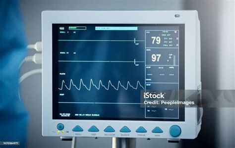의료 병원 및 심전도 모니터 또는 화면 심혈관 건강을 위해 심장의 맥박 심장 박동 및 전기적 활동을 측정하는 의료 도구 심전도