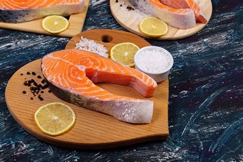 연어 스테이크 검은 배경에 오메가 3 오일 레몬과 바다 소금이 풍부 건강하고 다이어트 식품 러시아에 대한 스톡 사진 및 기타 이미지 Istock