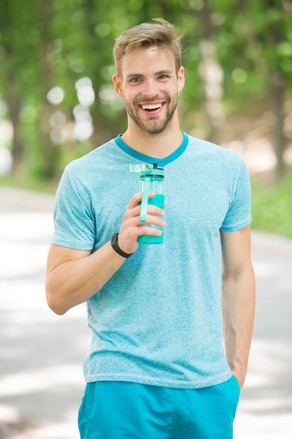 Estilo De Vida Saludable Estilo De Vida Saludable De Deportista Feliz Hombre Atlético Con Agua
