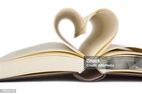 하트 모양의 페이지가있는 책을 엽니 다 독서에 대한 사랑 개념에 대한 스톡 사진 및 기타 이미지 개념 개념과 주제 공부 Istock