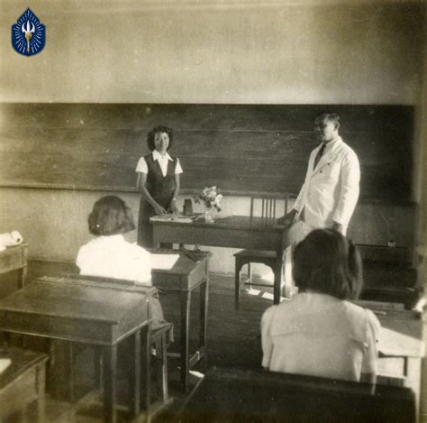 หม่อมหลวงปิ่น มาลากุล ผู้อุทิศตนเพื่อพัฒนาการศึกษาไทย หม่อมหลวงปิ่น มาลากุล เป็นข้าราชบริพารใน