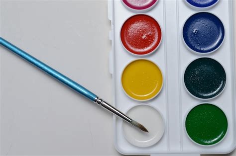 Разноцветные краски для рисования палитрой и кистью. крупный план ...