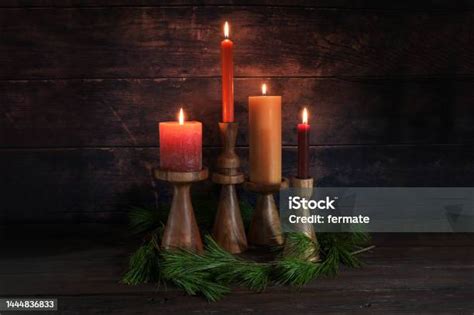 나무의 어두운 소박한 배경에 소나무 가지가 있는 강림절을 위한 나무 스탠드에 따뜻한 색상의 4개의 다른 양초 복사 공간 0명에 대한 스톡 사진 및 기타 이미지 Istock