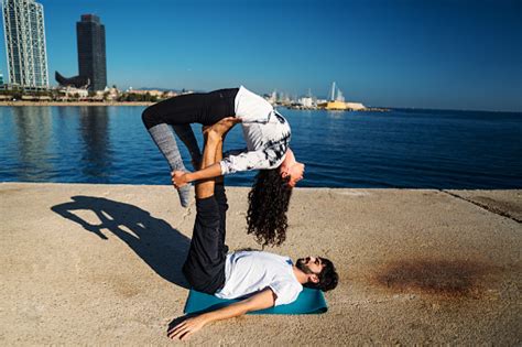 아침에 Acro 요가 연습 하는 아름 다운 커플 건강한 생활방식에 대한 스톡 사진 및 기타 이미지 건강한 생활방식 균형