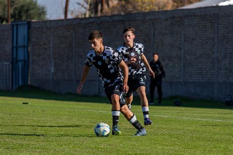 경기장에서 활약하는 축구 선수들 · 무료 스톡 사진
