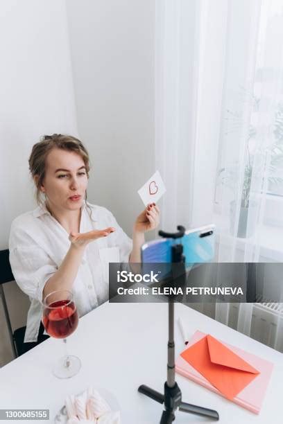 스마트폰에서 화상 통화를 하는 한 여성이 하트 그림을 보여주고 키스를 합니다 원격 지인 또는 검역 중 사랑의 선언 가상 발렌타인 데이 35 39세에 대한 스톡 사진 및 기타