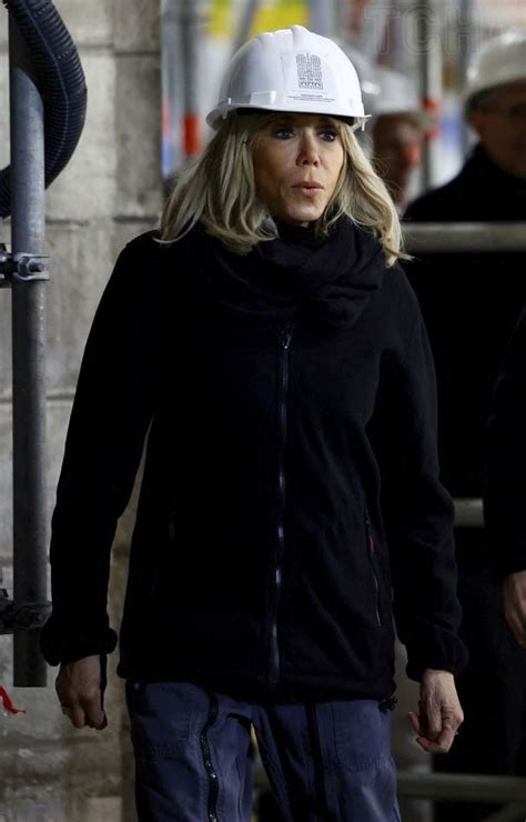 У робочій формі і касці Бріжит Макрон у соборі Паризької Богоматері — Суспільство