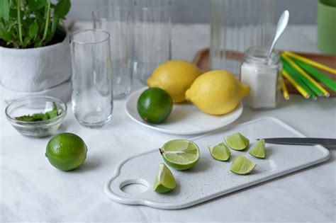 도마에 얇게 썬 그린 라임 라임 레몬 민트 설탕 테이블 위의 빈 잔 테이블 위의 소다 음료 모히토 레시피 재료 감귤류 과일에 대한 스톡 사진 및 기타 이미지 Istock