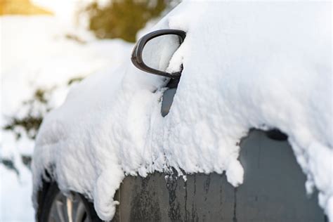 자동차 눈으로 덮여 디자인 배경 텍스트 배경 디자인 엽서 햇빛 블리자드 공간을 닫습니다 0명에 대한 스톡 사진 및 기타 이미지 Istock