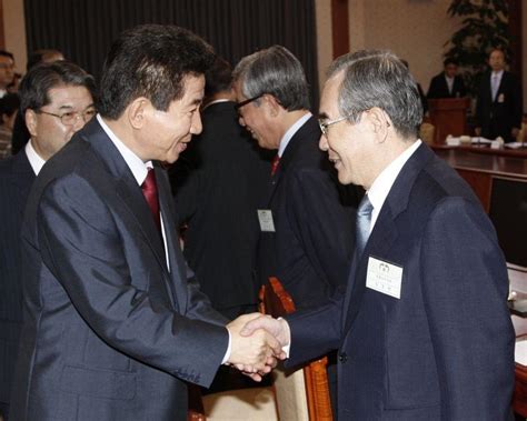 노무현사료관 [남북정상회담 자문위원단 간담회에서 참석자들과 악수하는 노무현 대통령]