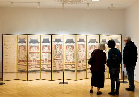 전시를 관람 중인 방문객