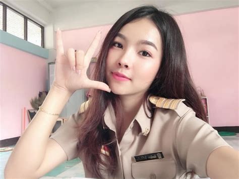 ครูสาวโรงเรียนแห่งหนึ่ง ช่วยกันปูที่นอนในเตนท์อุทยานแห่งชาติผาแต้ม เกือบบ่ได้นอน คาแต่หาโลโก้🤣🤣🤣