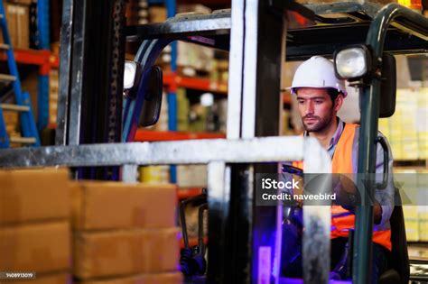 지게차 운전자가 산업용 컨테이너 창고 공장에서 상자를 옮기는 창고 직원 지게차로 깨어난 남자 노동자 25 29세에 대한 스톡 사진 및 기타 이미지 Istock