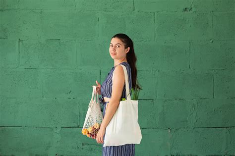 재사용 가능한 면 에코 농산물 가방과 함께 과일과 채소를 쇼핑하는 여성 제로 폐기물 라이프 스타일 개념 지속 가능한 쇼핑 가방에 대한 스톡 사진 및 기타 이미지 Istock