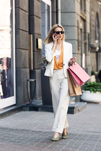 세련 된 아름 다운 금발의 여 자가 쇼핑백을 들고 거리에 스마트폰으로 이야기의 전체 길이 보기 거리에 대한 스톡 사진 및 기타 이미지 Istock