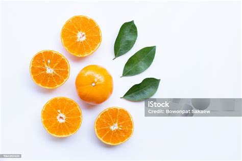 와 함께 신선한 오렌지 감귤 류의 과일에 고립 된 흰색 배경 나뭇잎 상위 뷰 가냘픈에 대한 스톡 사진 및 기타 이미지 가냘픈 디톡스 라임 Istock