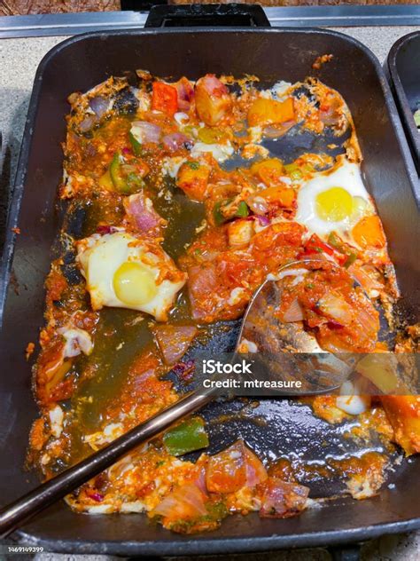 호텔 셀프 서비스 조식 뷔페 이미지 금속 숟가락 토마토 고추 양파 올리브 오일 마늘 소스에 데친 계란 높은 전망 전경에 초점 0명에 대한 스톡 사진 및 기타 이미지 Istock