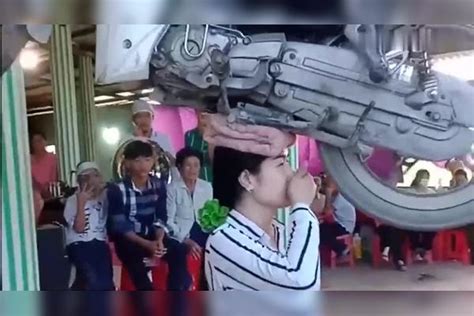 村里的杂技班这表演技术真是太厉害了现在已经很少有人这样做了