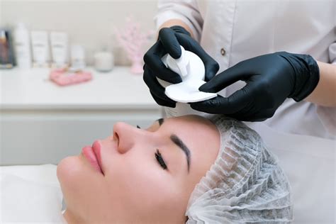 Tata Rias Close Up Gambar Wanita Muda Cantik Dengan Mata Tertutup Menerima Prosedur Pembersihan