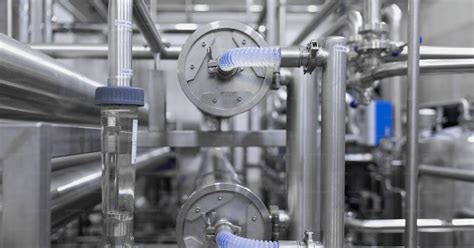 크롬 도금 금속 튜브와 투명 회전 측정기 근접 촬영 식물 작업장의 파이프 라인 및 기타 장비 도구 산업 배경입니다 산업