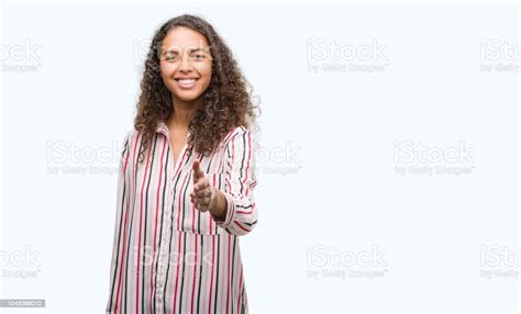 아름 다운 젊은 히스패닉 여자 웃 고 인사 하 고 환영으로 제공 하는 친절 한 악수 성공적인 사업입니다 곱슬 머리에 대한 스톡 사진 및 기타 이미지 Istock