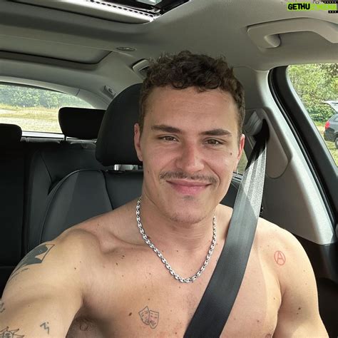 Arón Piper Wiki Biography Age Gallery Spouse And More