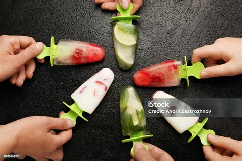 달콤한 홈 메이드 디저트 여름 시원함을위한 아이스캔디 냉동 주스와 아이스크림 어린이 손 0명에 대한 스톡 사진 및 기타 이미지