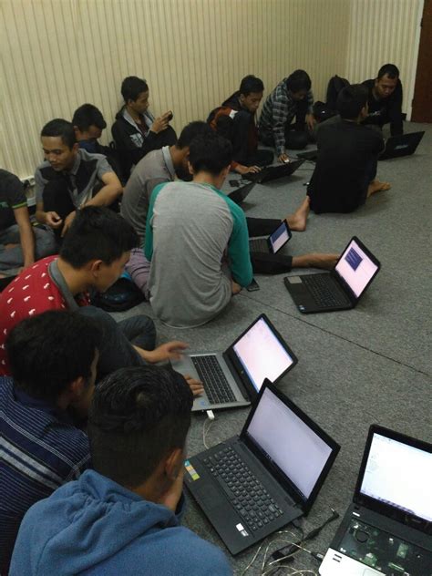 Mahasiswa Teknik Informatika Belajar Bareng Di Komunitas Universitas