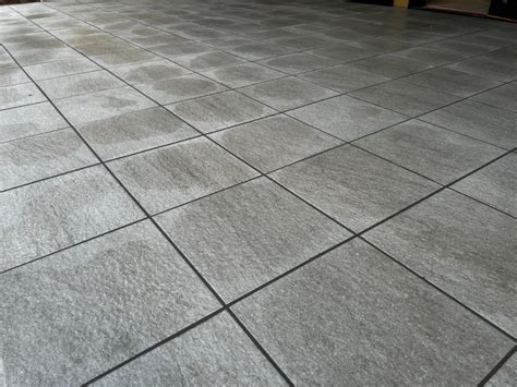 タイル工事 つくば市 セラバサルト 店舗の施工事例 外構・エクステリアのことなら、私たちにお任せ下さい！