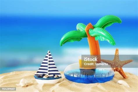 신선한 과일 음료와 야자수 모양의 수영장 해변에서 모래 위에 떠 있는 휴가 및 여름 개념 수영장 플로트에 대한 스톡 사진 및 기타 이미지 수영장 플로트 술 마실 것