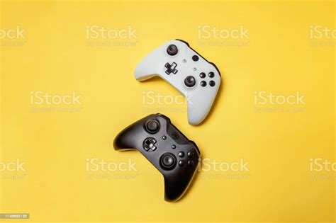 흰색 및 검은색 노란색 배경에 두 개의 조이스틱 컴퓨터 게임 경쟁 비디오 게임 제어 대결 개념 가상현실에 대한 스톡 사진 및 기타 이미지 Istock