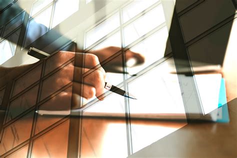 문서 작업을 하는 사업가 스타트업 맨은 직장에서 재무 데이터를 분석합니다 연구에 대한 스톡 사진 및 기타 이미지 연구 비즈니스 계획 Istock