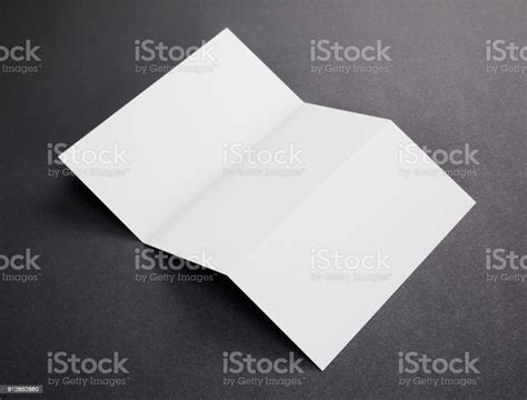 빈 흰색 트라이 어두운 배경에 책자 Mockup을 접혀 빈 서식 파일 디자인에 대 한 책자입니다 3d 렌더링입니다 접힌에 대한 스톡 사진 및 기타 이미지 Istock