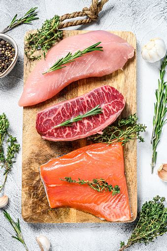 스테이크의 세 가지 유형 쇠고기 상단 블레이드 연어 필렛과 터키 유방 유기농 생선 가금류 및 쇠고기 고기 회색 배경 위쪽 보기