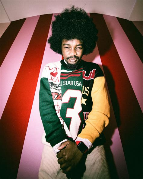 실내 개성 겁내는 그래픽 디자인 나타내는 다이나믹한 대담한 대담한 색상 도시 스타일 독창성 디자인 모델링