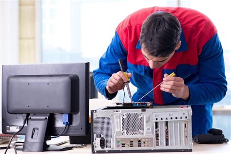 Especialista En Reparación De Computadoras Reparando Computadoras De Escritorio Foto Premium