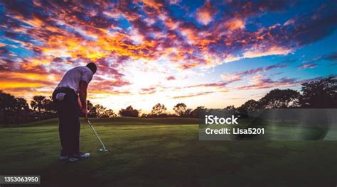일몰에 퍼팅 목가적 인 경치 골프 코스에 남자 자연의 아름다움 골프에 대한 스톡 사진 및 기타 이미지 골프 일몰 플로리다 미국 Istock