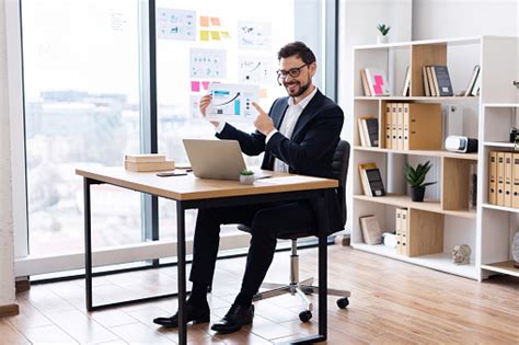 노트북으로 작업하고 사무실에서 보고서를 발표하는 전문 사업가 35 39세에 대한 스톡 사진 및 기타 이미지 35 39세 경영자 계획 Istock