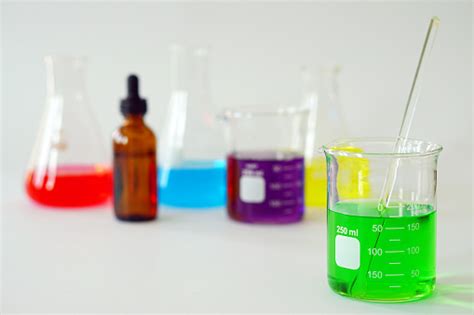 실험실 유리 삼각 원뿔 플라스 크 및 비이 커의 그룹은 화학 실험 화학 액체 가득합니다 Stem 주제에 대한 스톡 사진 및 기타 이미지 Stem 주제 가득 찬 개발