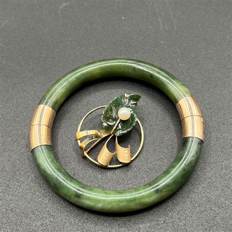 Lot 153 14kt Yellow Gold Jade Pin With Pear And Jade Hinged Bangle