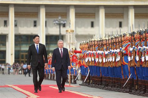 Хоёр улсын сайд нар баримт бичгүүдэд гарын үсэг зурж байна