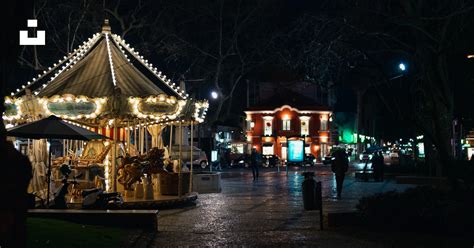 밤에 도시 한가운데서 즐거운 시간을 보내십시오 사진 Unsplash의 무료 회전 목마 이미지