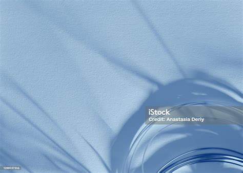 하단 모서리에 반원이있는 추상적 인 배경 흰색 수채화 용지에 긴 그림자 파란색으로 0명에 대한 스톡 사진 및 기타 이미지 0명 개념 거친 Istock
