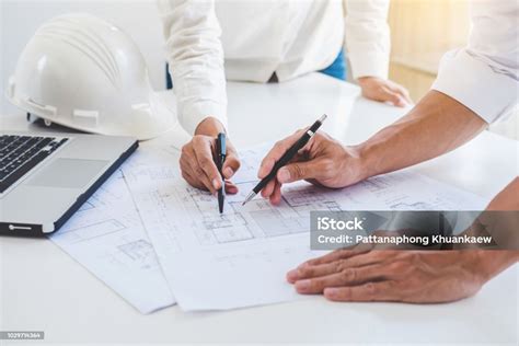 건축 프로젝트 진행 건축 및 구조 개념에 대 한 청사진에 파트너와 함께 작업 하는 건축가 또는 엔지니어 모임 개발에 대한 스톡 사진 및 기타 이미지 Istock