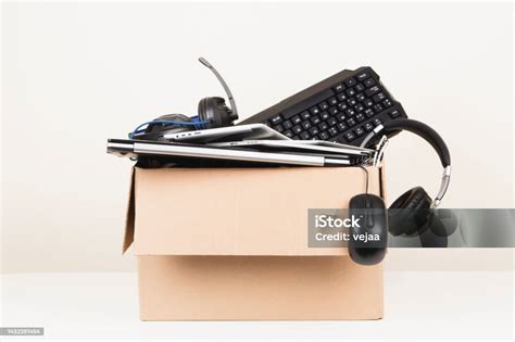 골판지 상자 가득 차있는 오래된 재활용을 위해 사용 된 컴퓨터 및 가젯 장치 전자 폐기물 기부 재사용 및 재활용을위한 전자