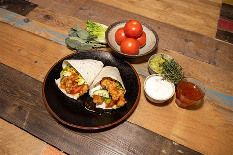 나무 주방 작업 상단에 과카몰리와 사워 크림 맛있는 지글 지글 치킨 Fajitas 건강한 생활방식에 대한 스톡 사진 및 기타 이미지 건강한 생활방식 구아카몰 굽기