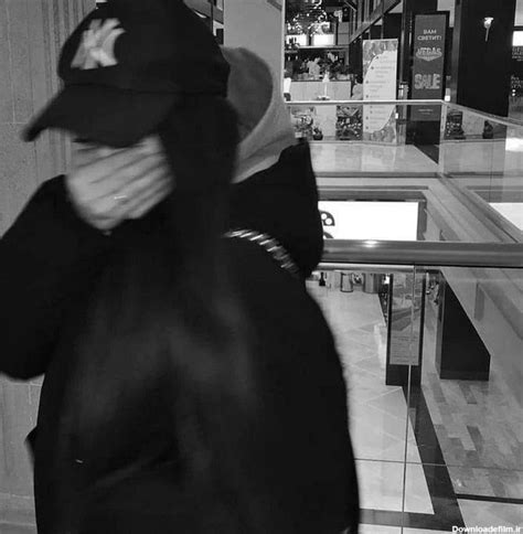 عکس دختر با کلاه سیاه سفید