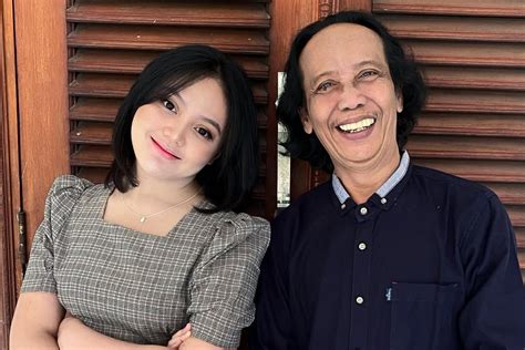 Mandra Belum Siap Punya Mantu Dorong Sang Putri Kejar Pendidikan